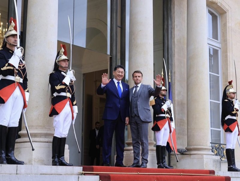 Ерөнхийлөгч У Хүрэлсүхийг Бүгд Найрамдах Франц Улсын Ерөнхийлөгч Эммануэл Макрон албан ёсоор угтлаа